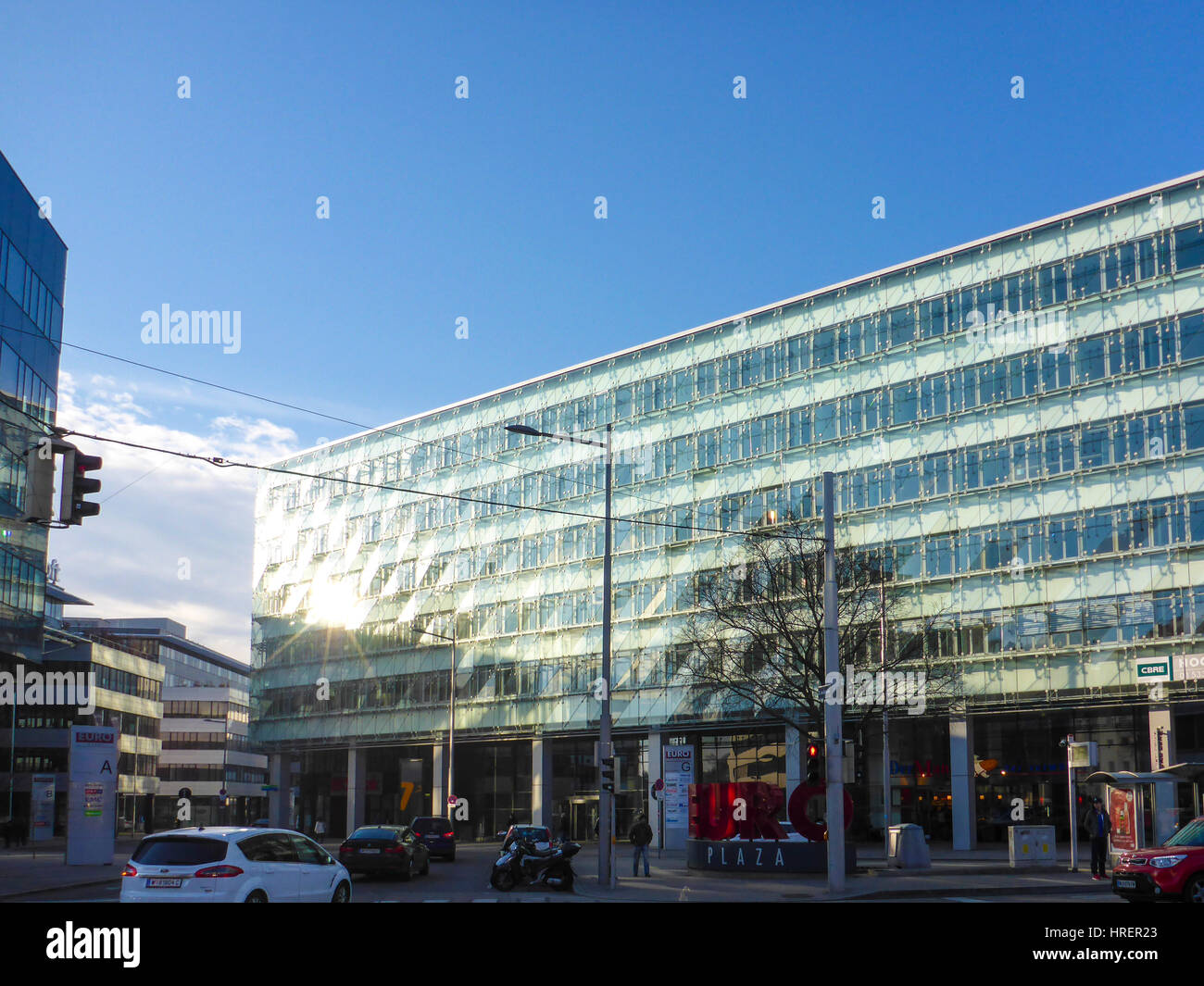Office building plaza hi-res stock photography and images - Alamy