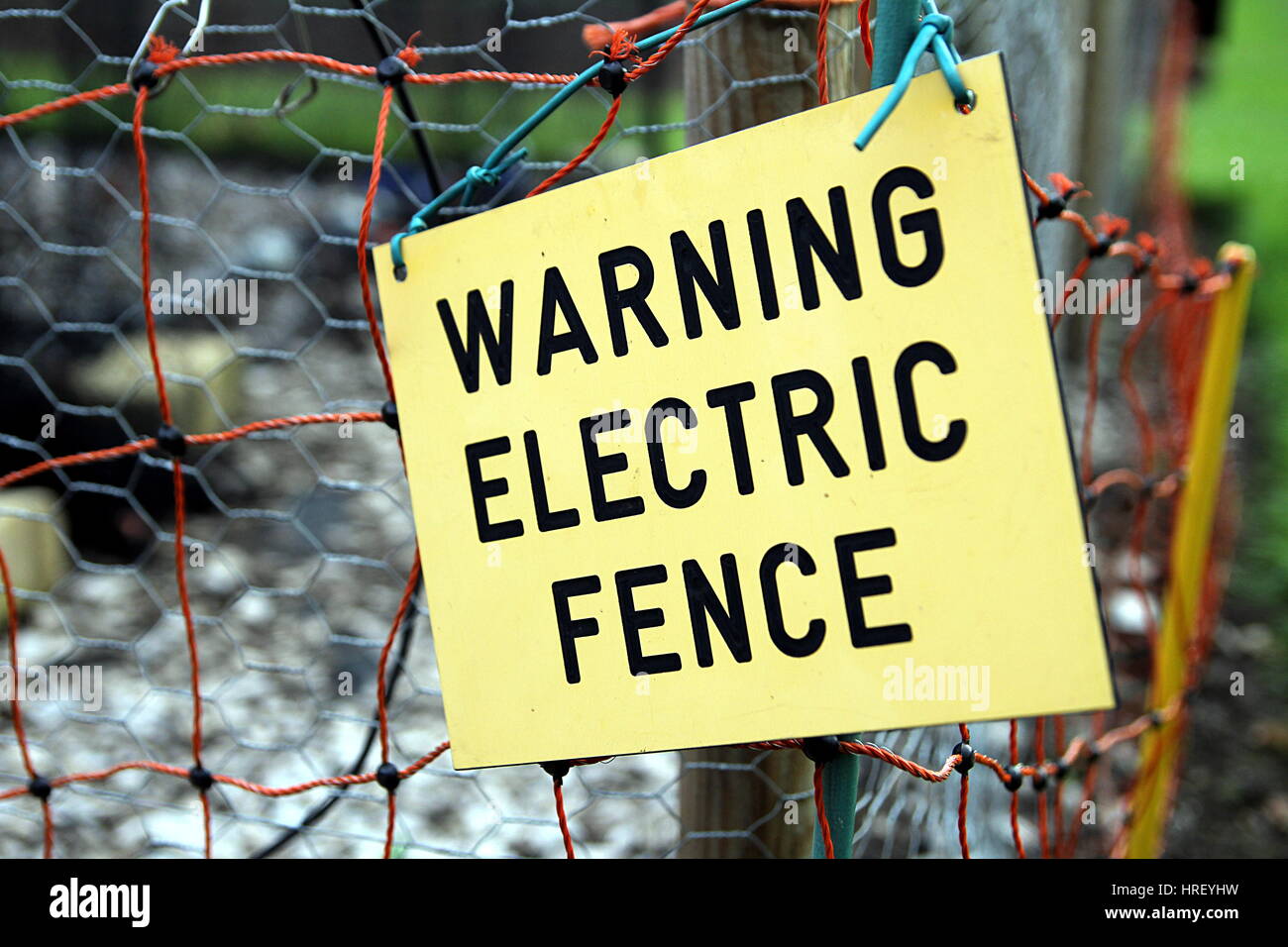 Warning electric fence sign on electric fence Stock Photo - Alamy