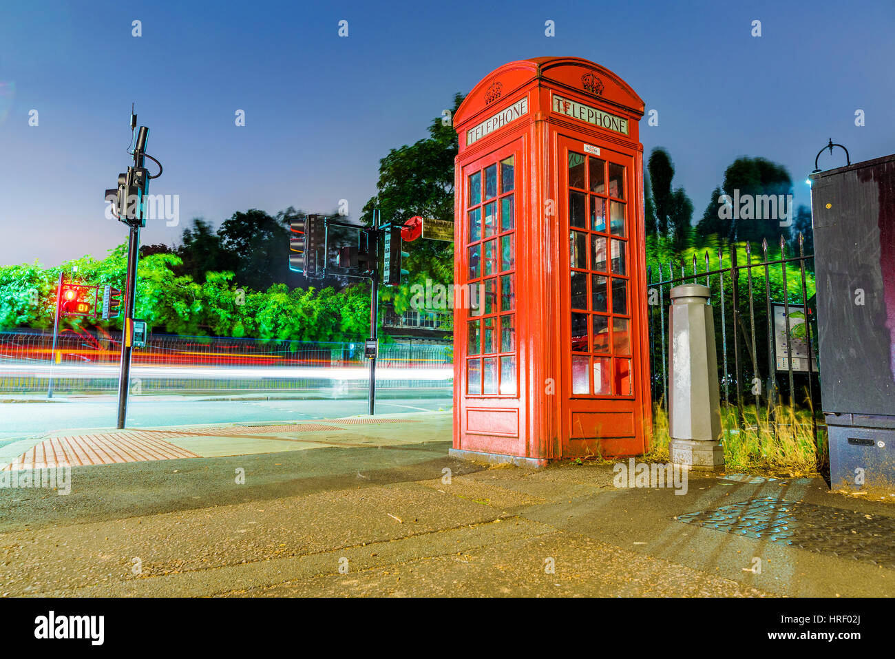 London traditional telephone box hi-res stock photography and images ...