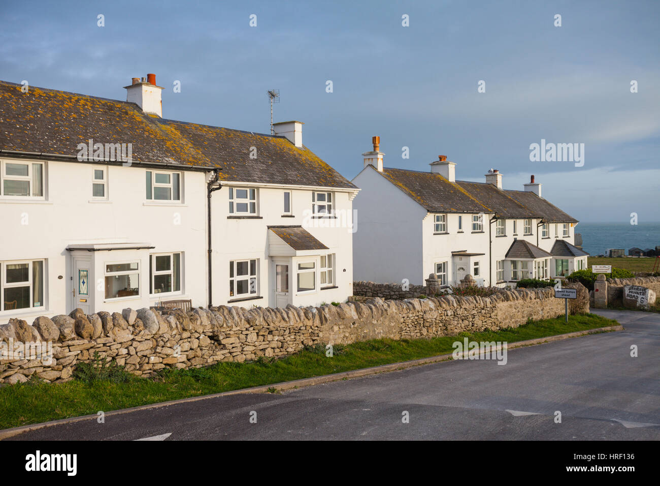 English cottage style terraced housing hi-res stock photography and ...
