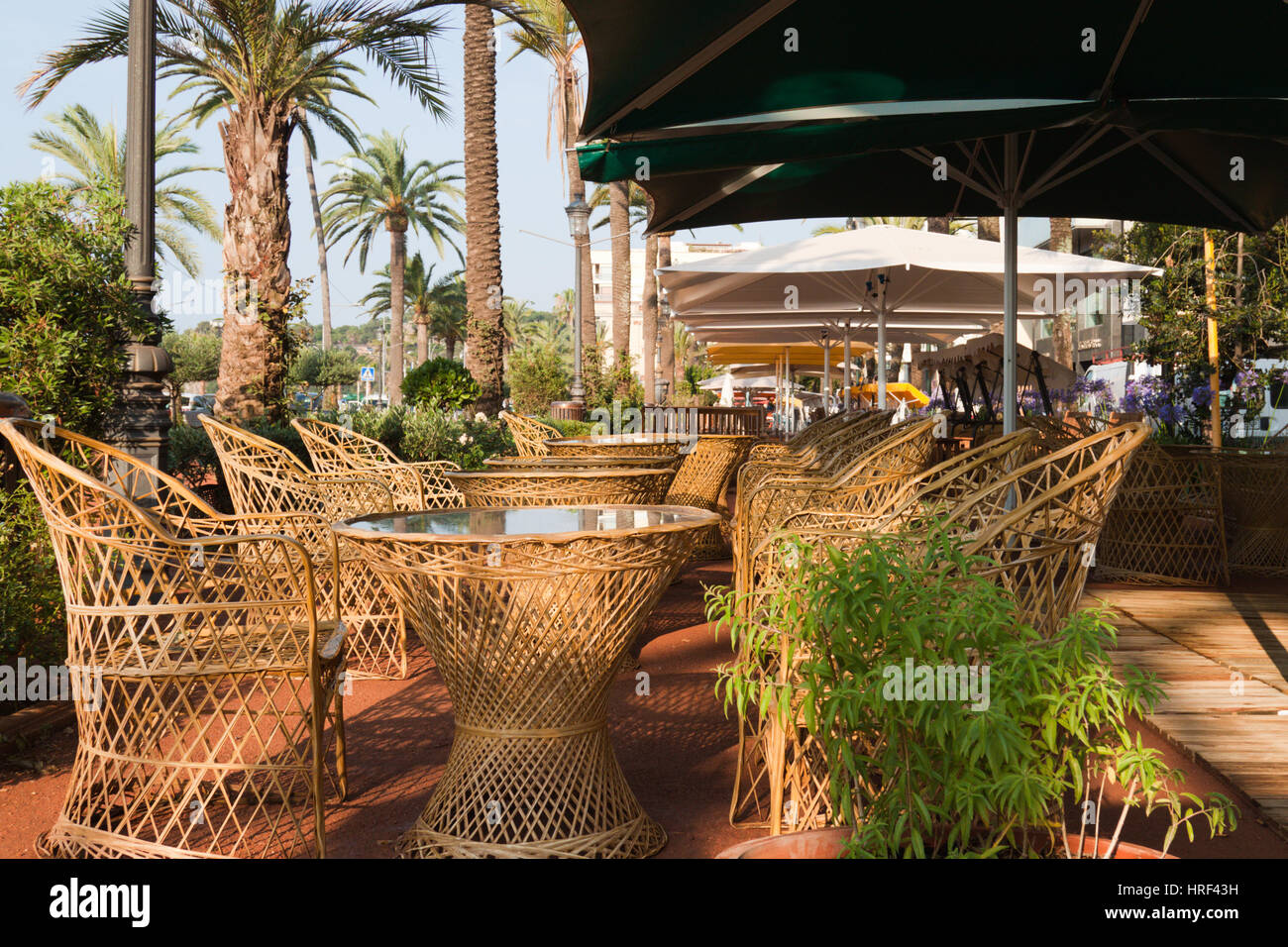 Empty restaurants hi-res stock photography and images - Alamy