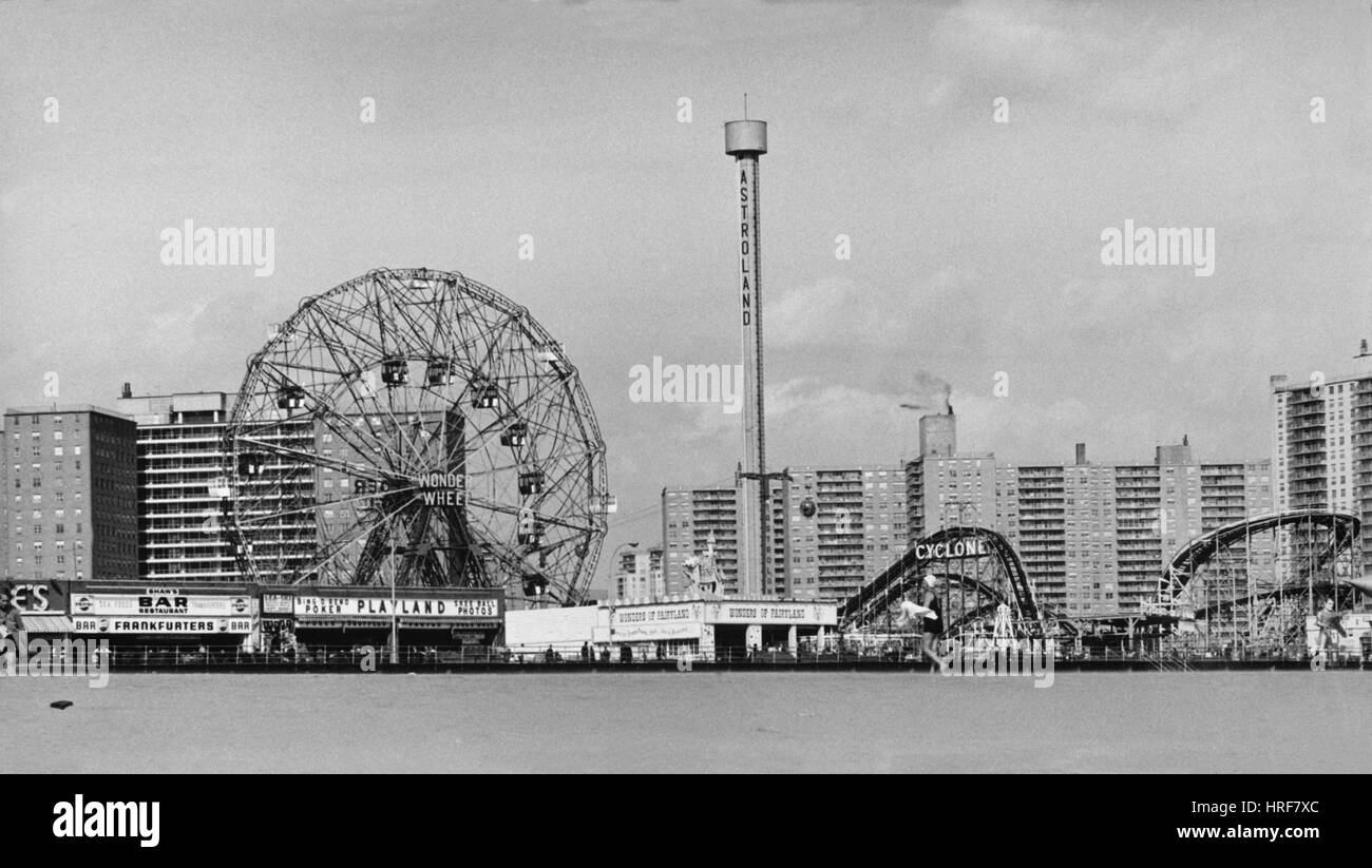 Coney island cyclone Black and White Stock Photos & Images - Alamy
