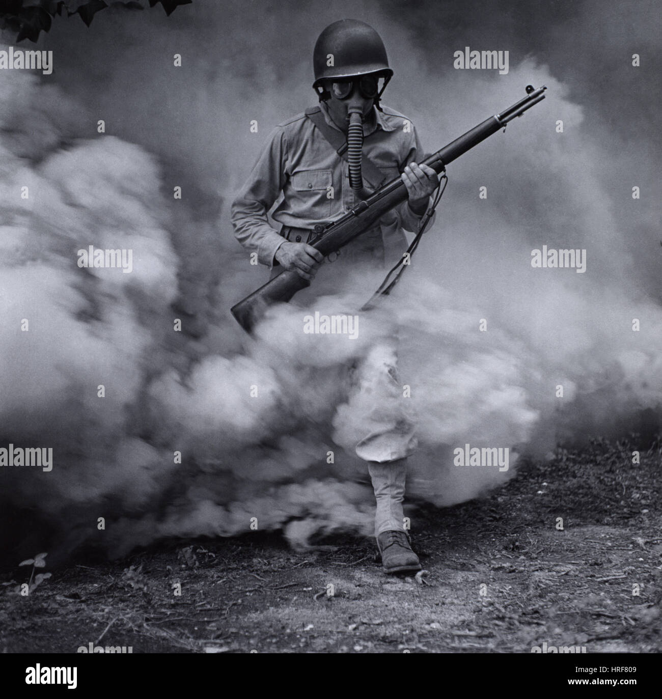 Soldier in gas mask hi-res stock photography and images - Alamy