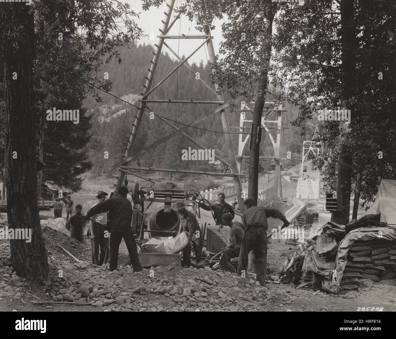 Ccc bridge building hi-res stock photography and images - Alamy