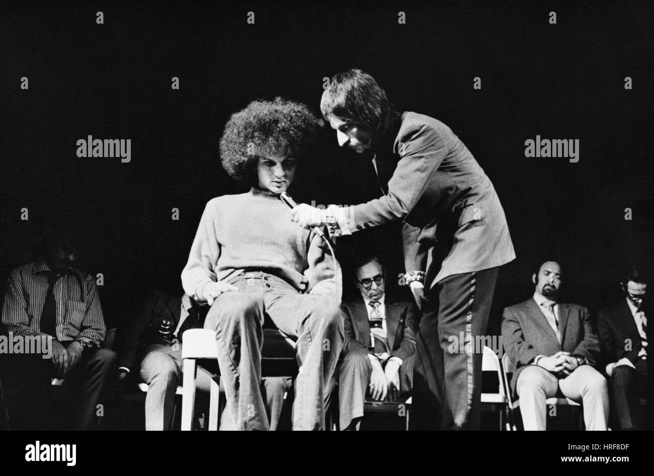 Stage hypnotist hi-res stock photography and images - Alamy