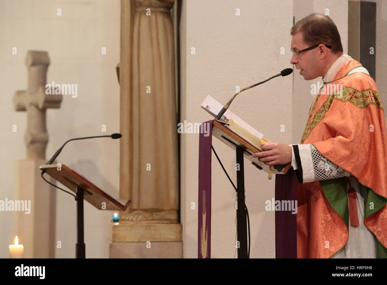 Homily. Eucharistique celebration. Sunday mass Stock Photo - Alamy