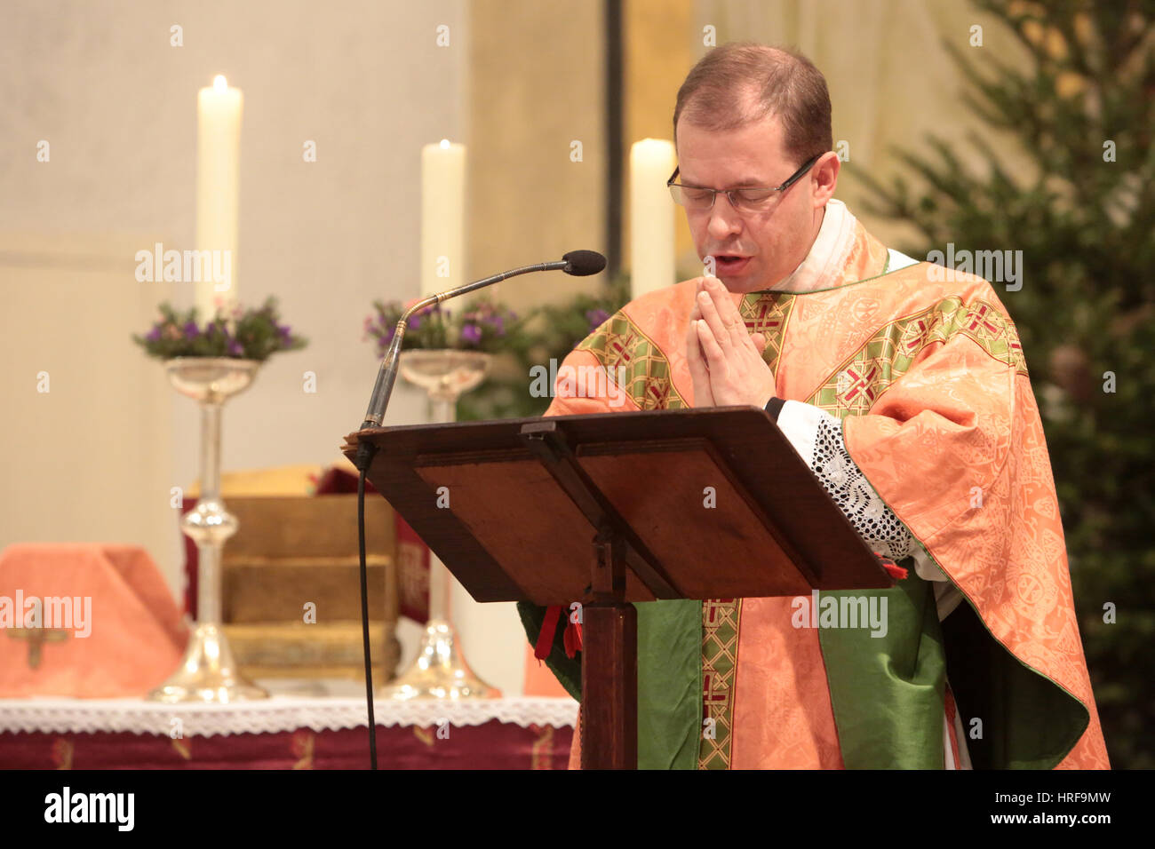 Priest and mass hi-res stock photography and images - Alamy