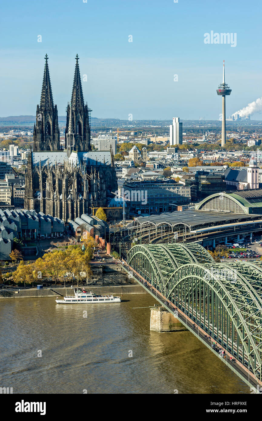 View over the river Rhine, Cologne's historic centre, Museum Ludwig ...