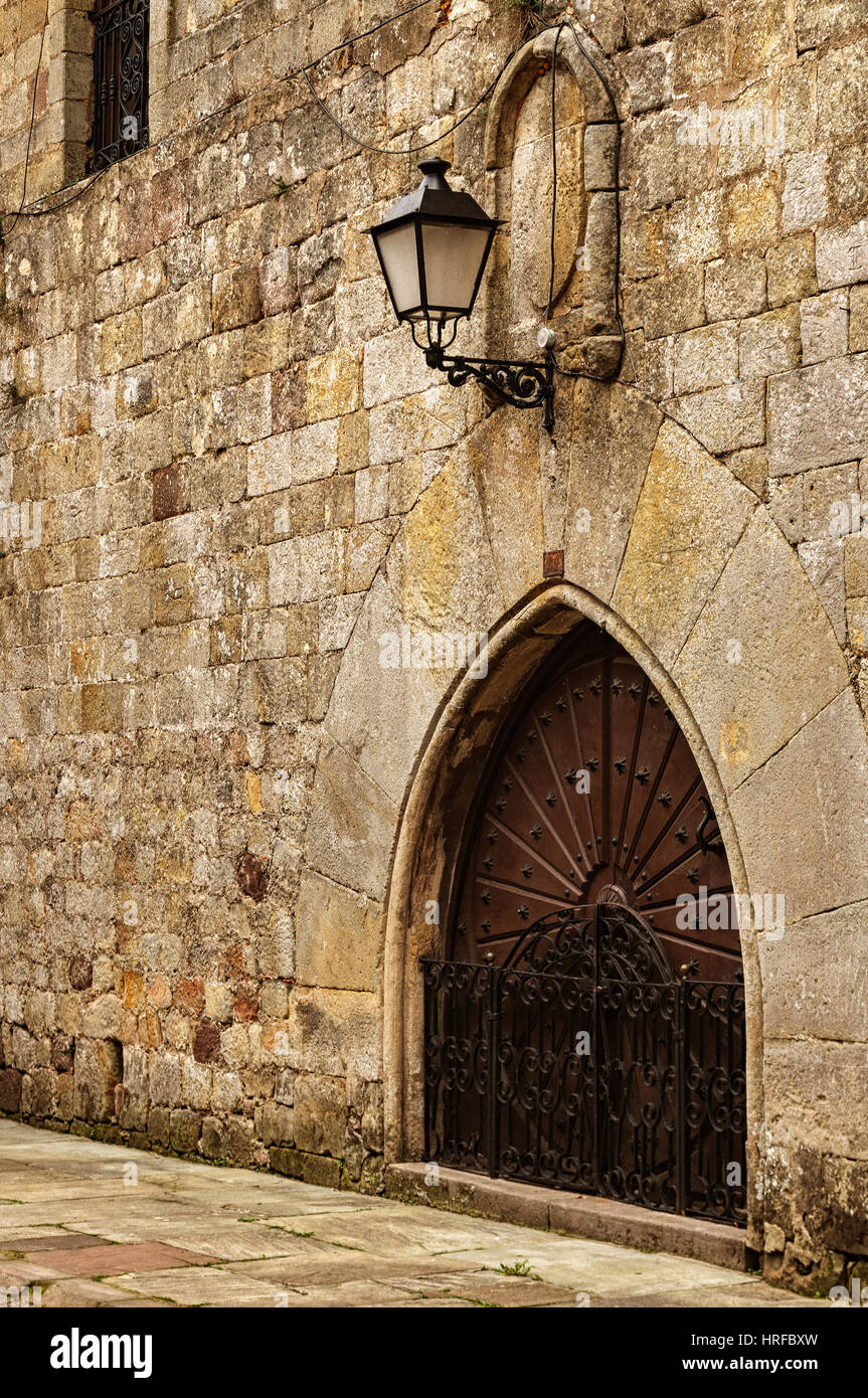 Gothic turrets, crossed by the bottom by two large arches to give way ...