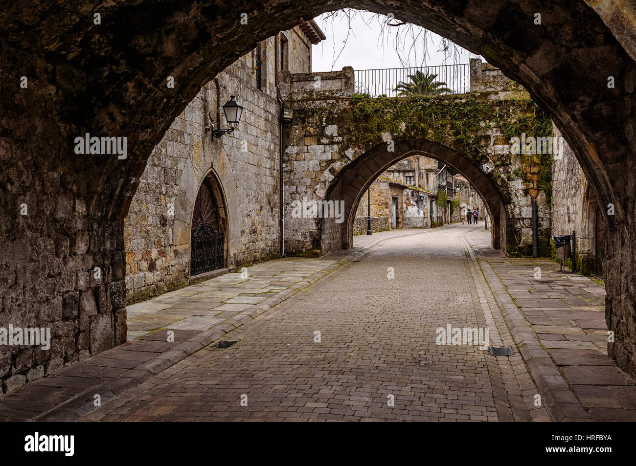 Gothic turrets, crossed by the bottom by two large arches to give way ...