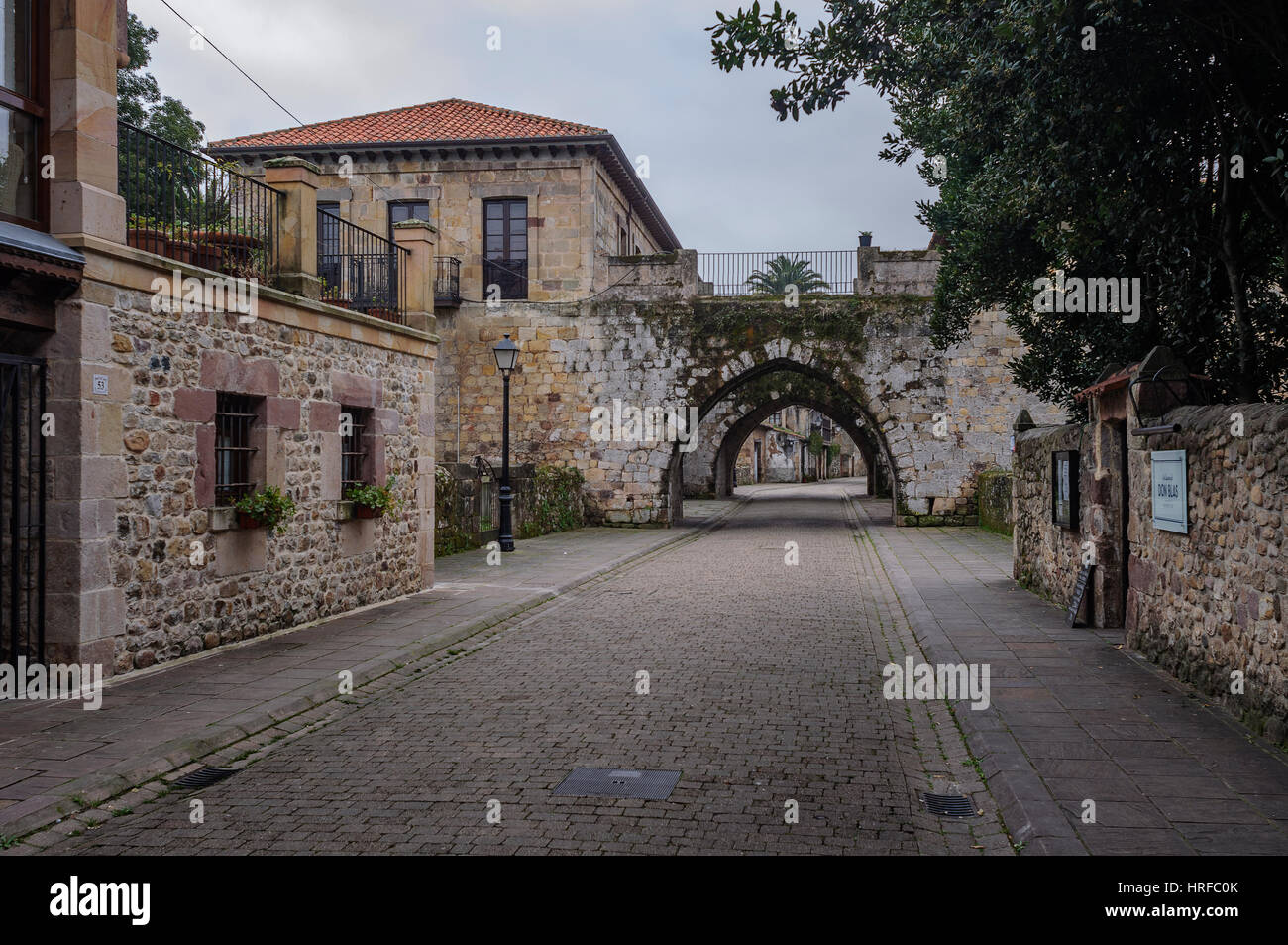 Gothic turrets, crossed by the bottom by two large arches to give way ...
