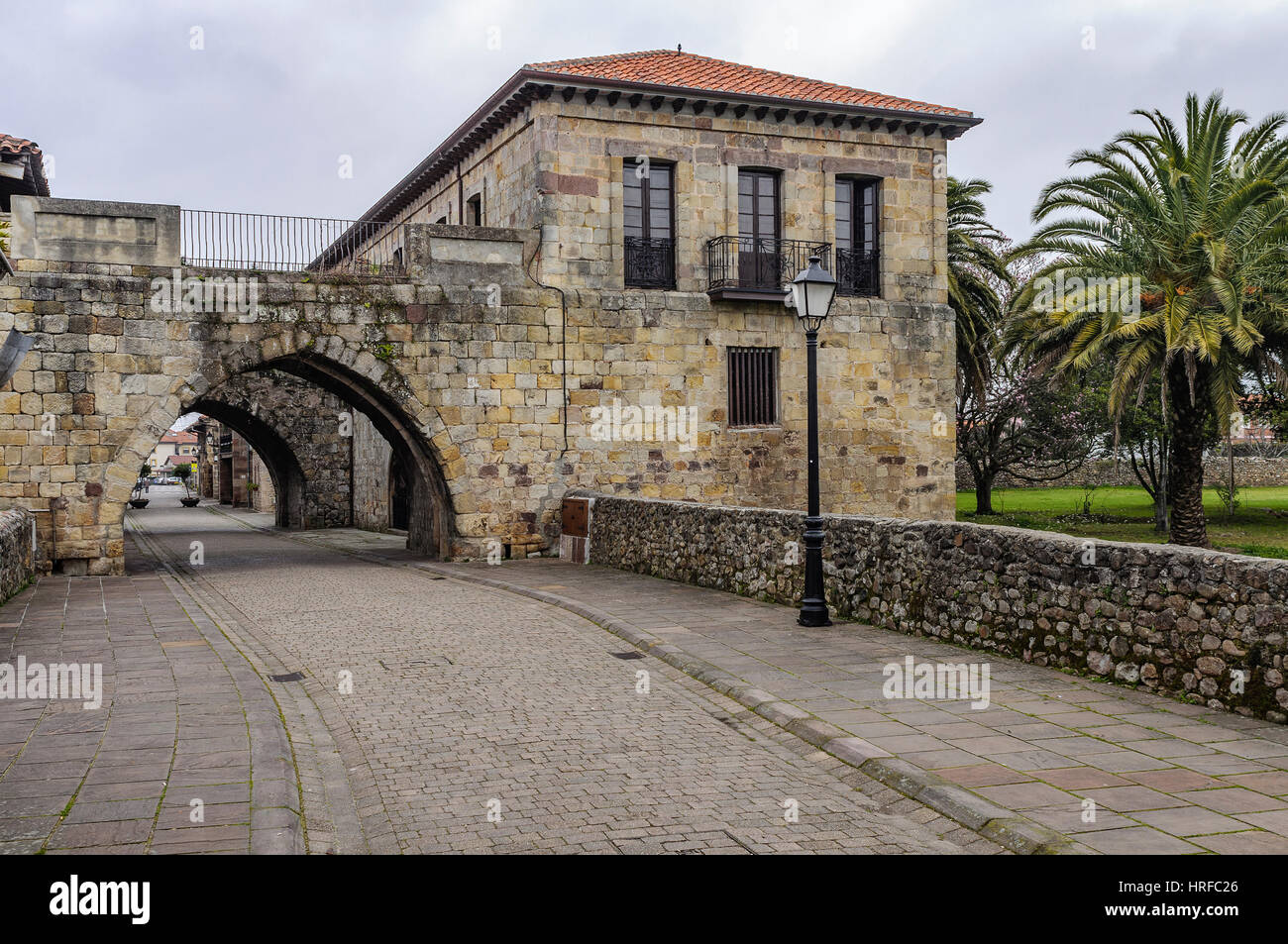 Gothic turrets, crossed by the bottom by two large arches to give way ...