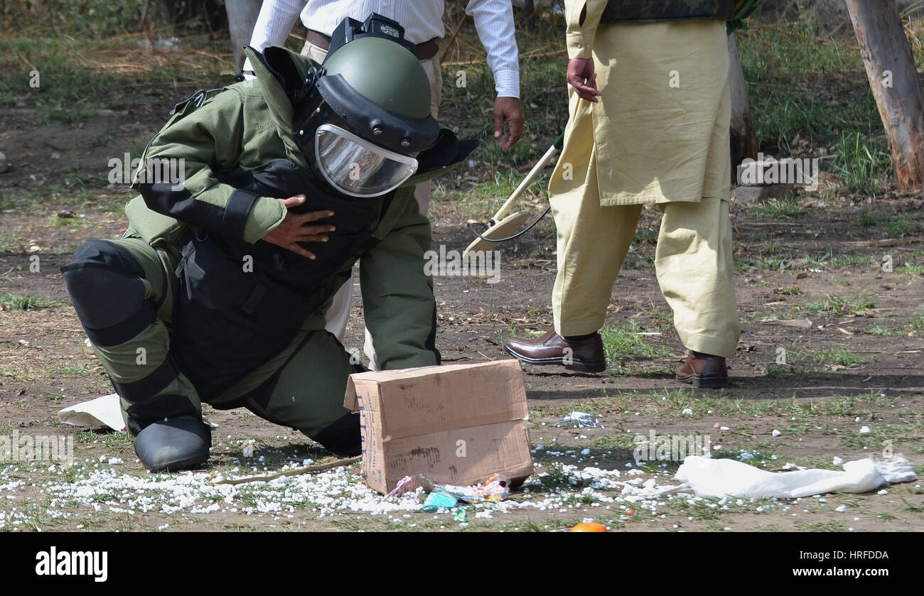 Lahore, Pakistan. 01st Mar, 2017. Pakistani Bomb Disposal Squad ...