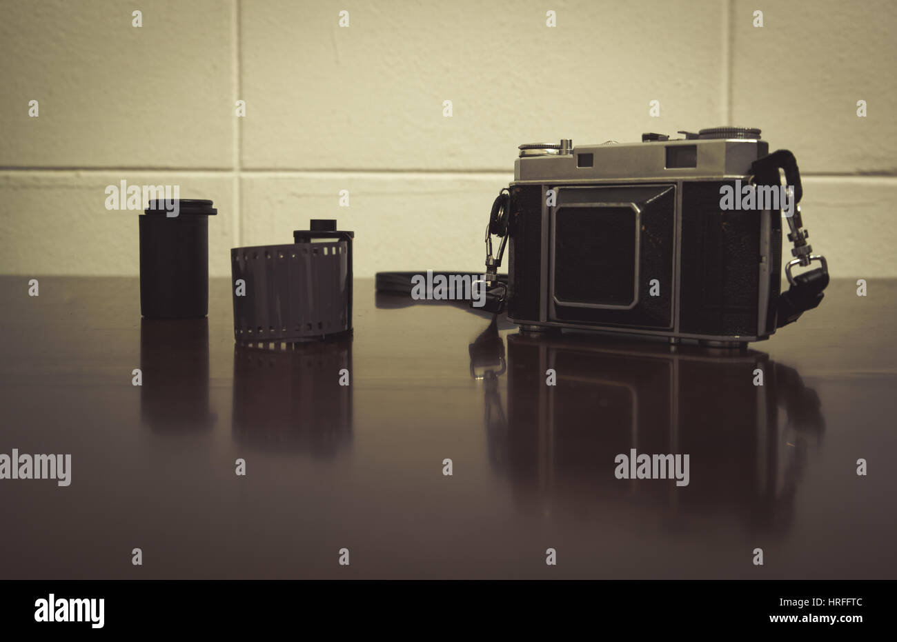 Vintage camera on wooden table Stock Photo - Alamy