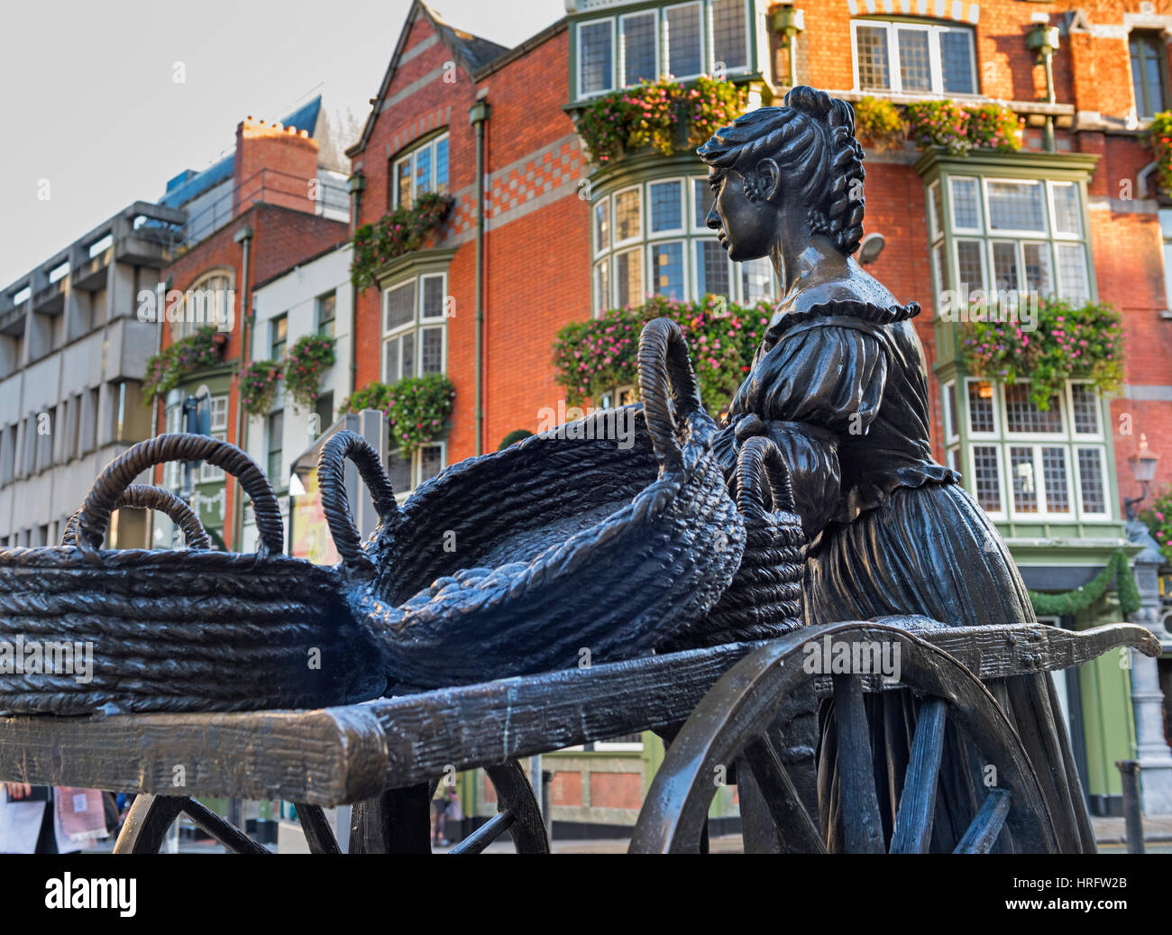 Molly Malone statue Dublin Ireland Stock Photo - Alamy