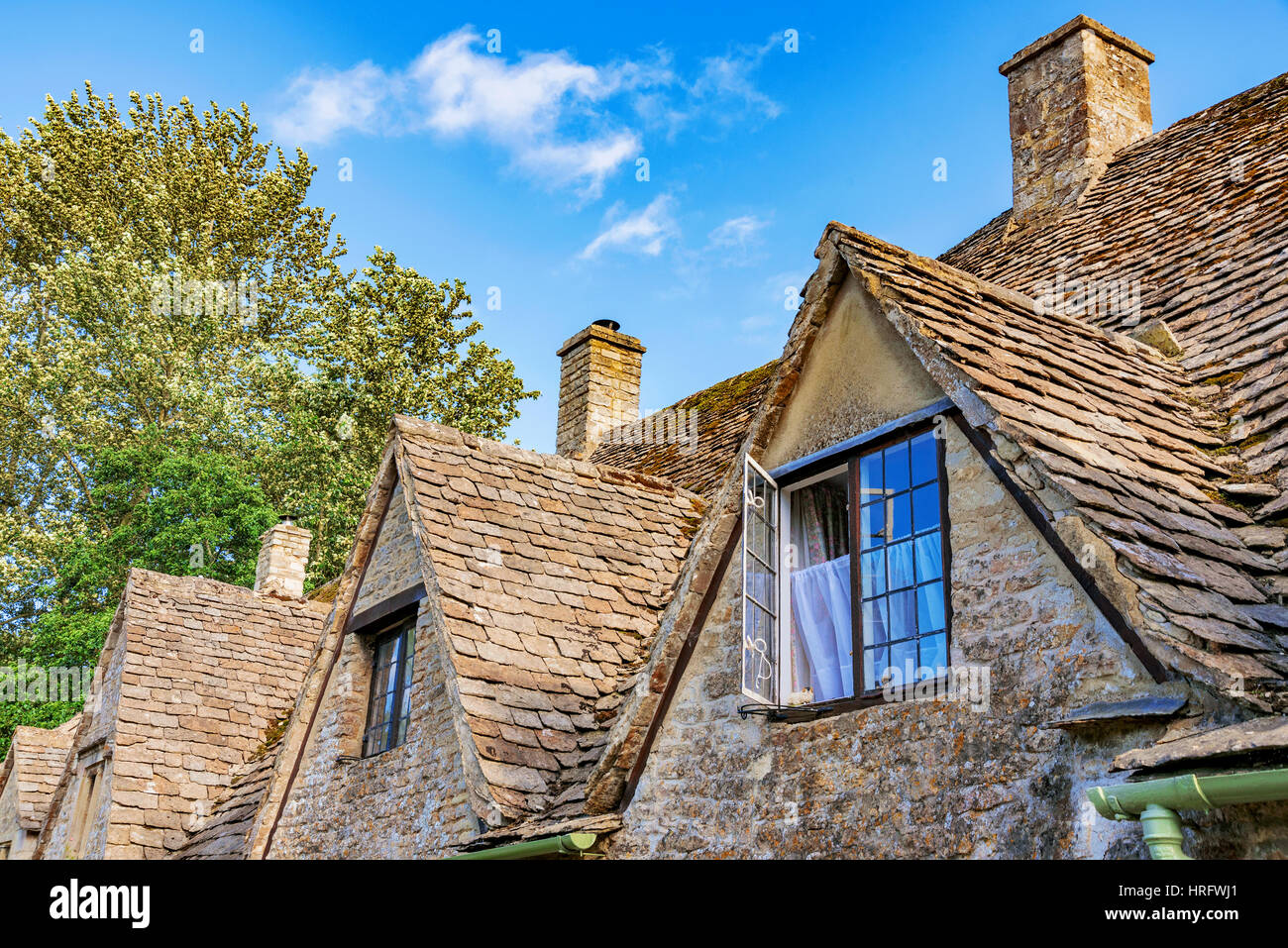 traditional british cottage homes in Cotswolds Stock Photo - Alamy