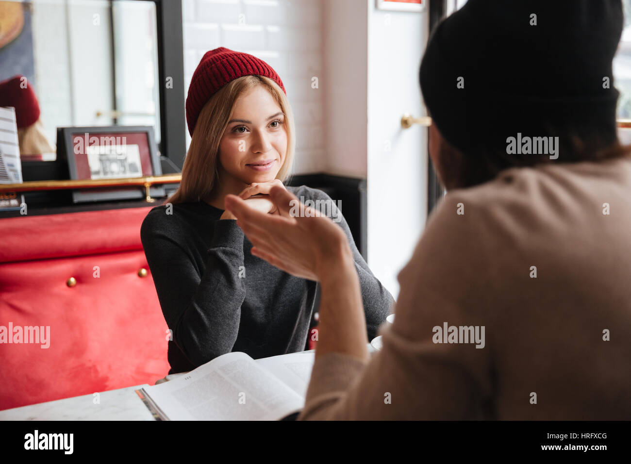 Dialogue table hi-res stock photography and images - Alamy