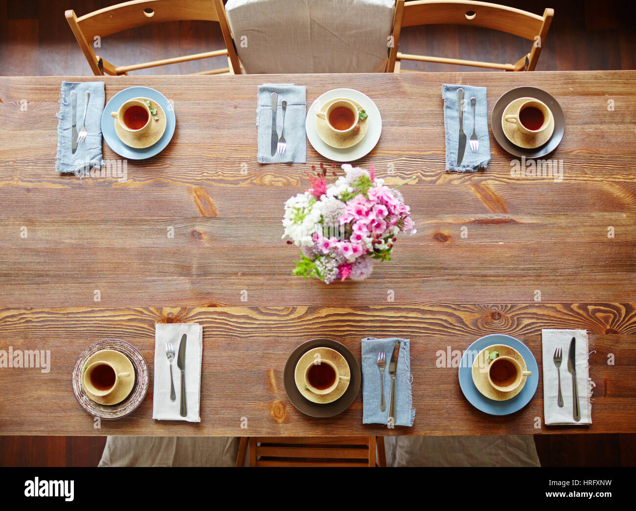 Set table for six people hi-res stock photography and images - Alamy