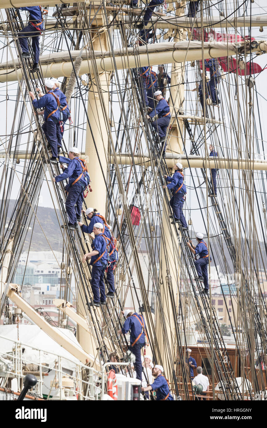 Ships sailing rigging crew climb hi-res stock photography and images ...