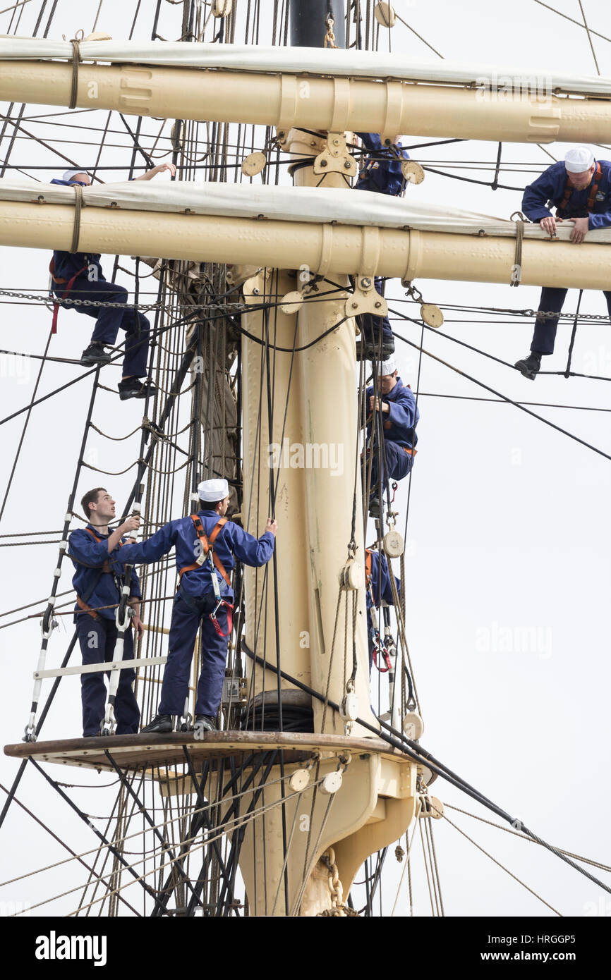 Ships sailing rigging crew climb hi-res stock photography and images ...
