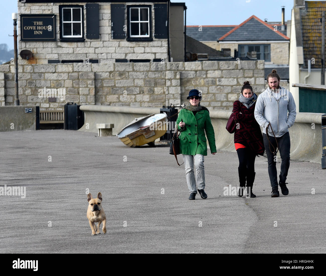 Portland, UK. 2nd Mar, 2017. UK Weather. Dog walkers enjoy a brisk walk ...
