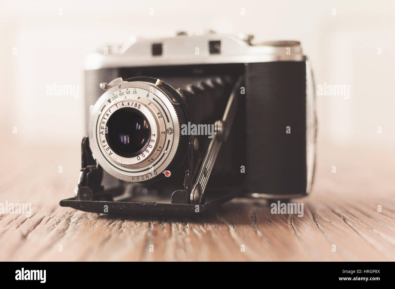 Antique german folding camera hi-res stock photography and images - Alamy