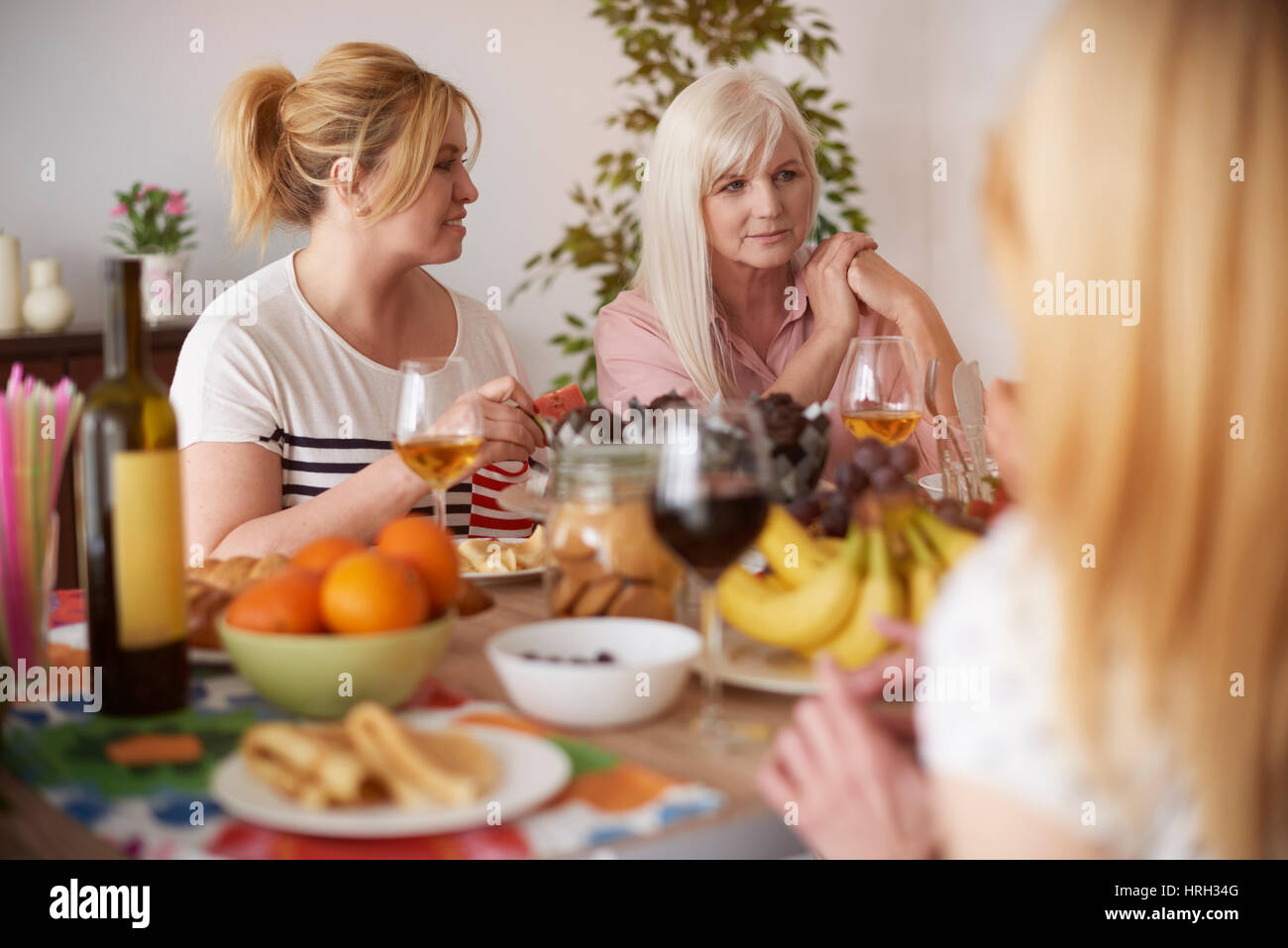 Eating lunch and spending time with friends Stock Photo - Alamy