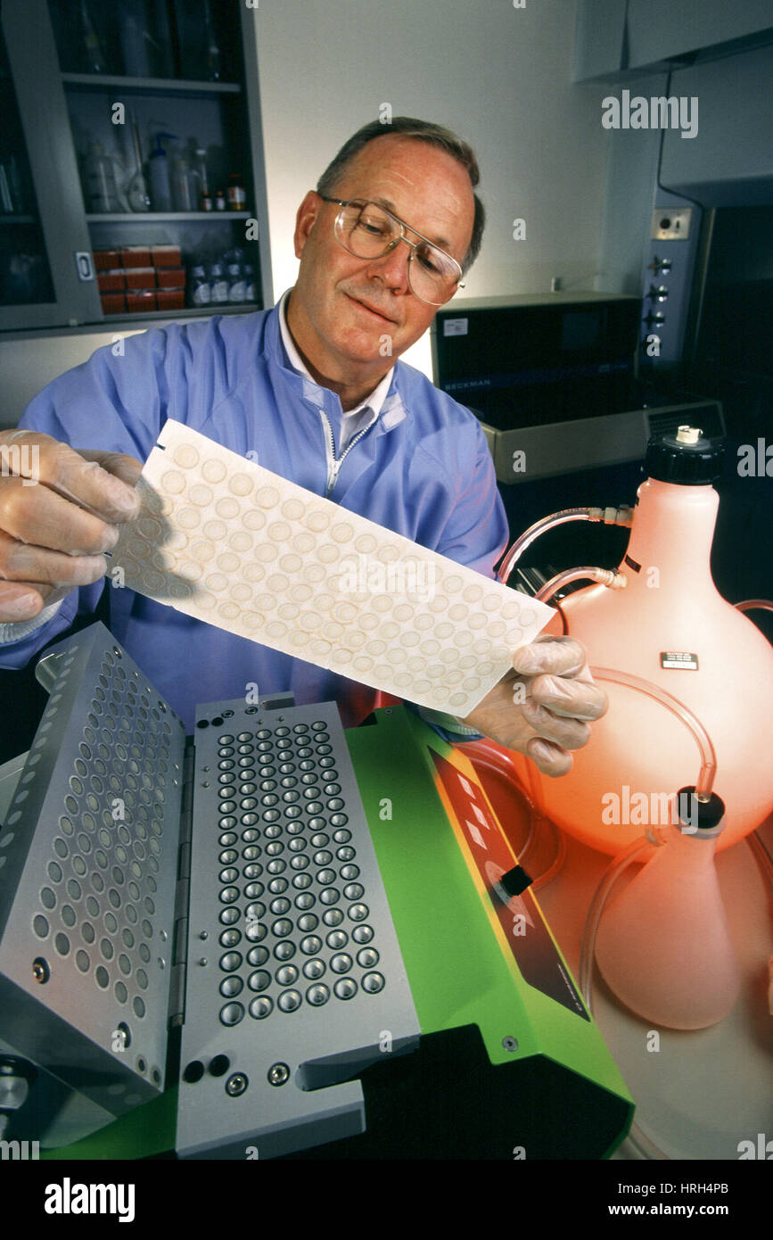 Cell culturing hi-res stock photography and images - Alamy