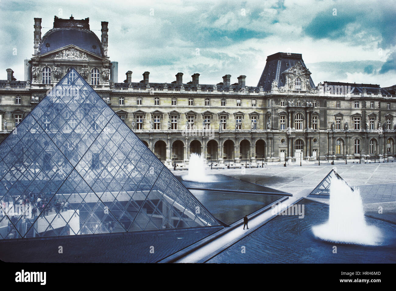 Louvre water fountains hi-res stock photography and images - Alamy