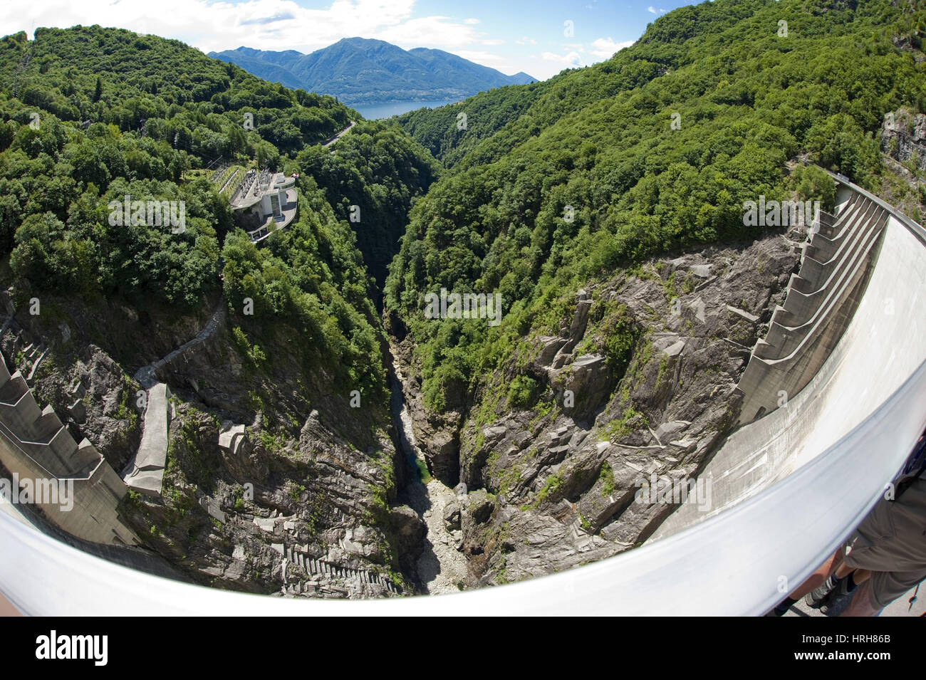 Staumauer im Verzascatal, Tessin, Schweiz - dam wall in Valle Verzasca ...