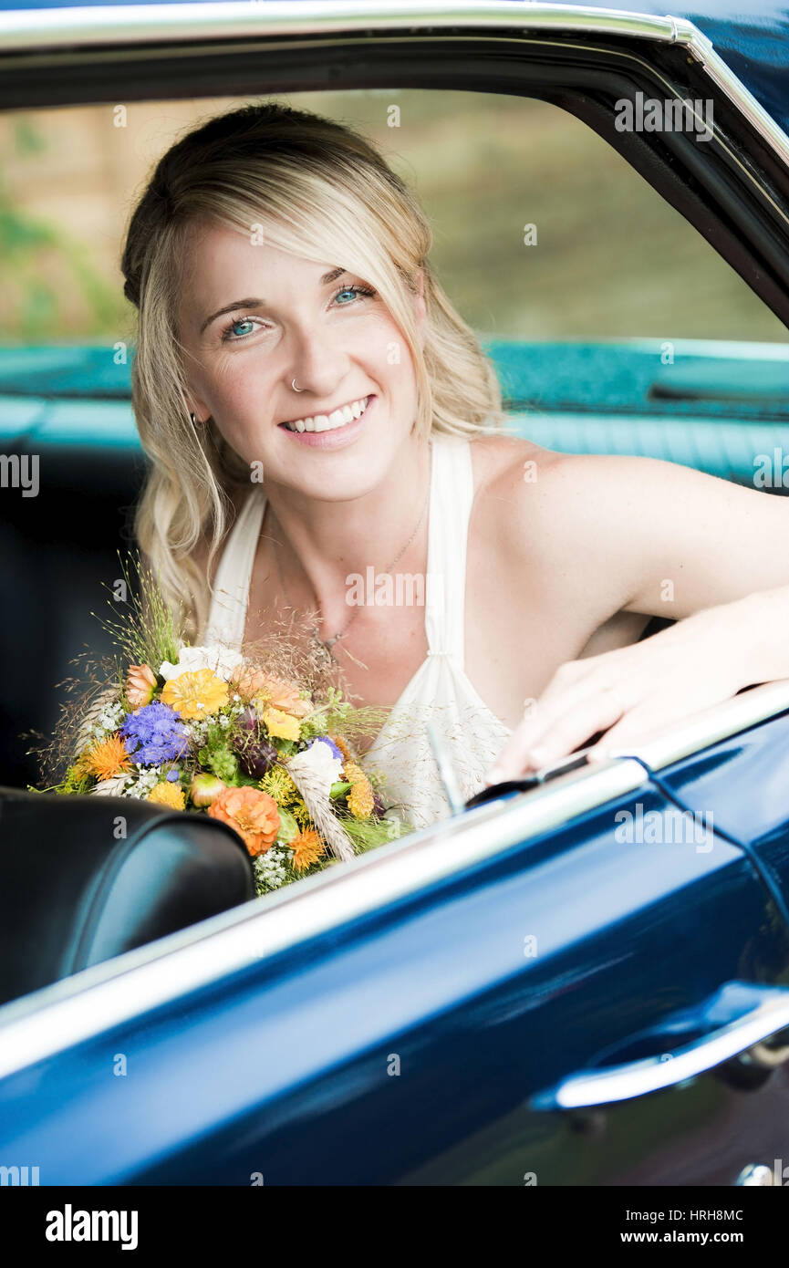 Model released, Braut im Brautauto - bride in wedding car Stock Photo ...
