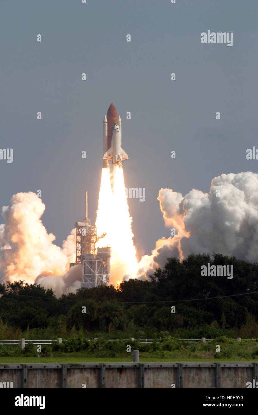 Space shuttle atlantis launch hi-res stock photography and images - Alamy