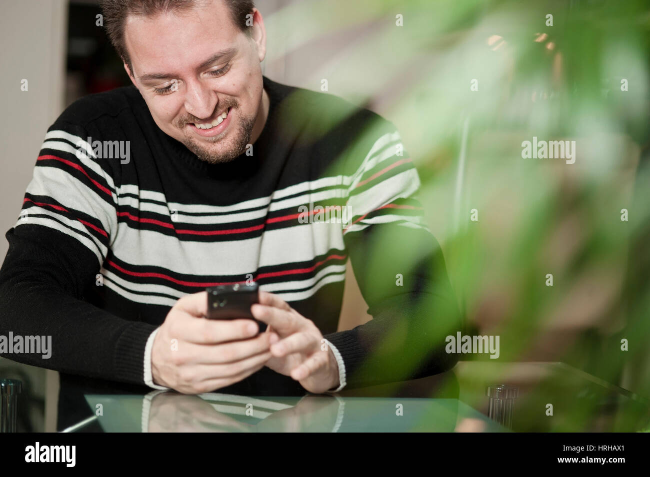 Mann mit handy hi-res stock photography and images - Alamy