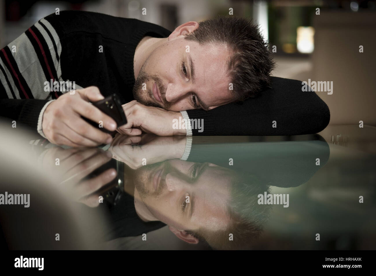 Model released, Mann mit Handy - man with mobile Stock Photo - Alamy