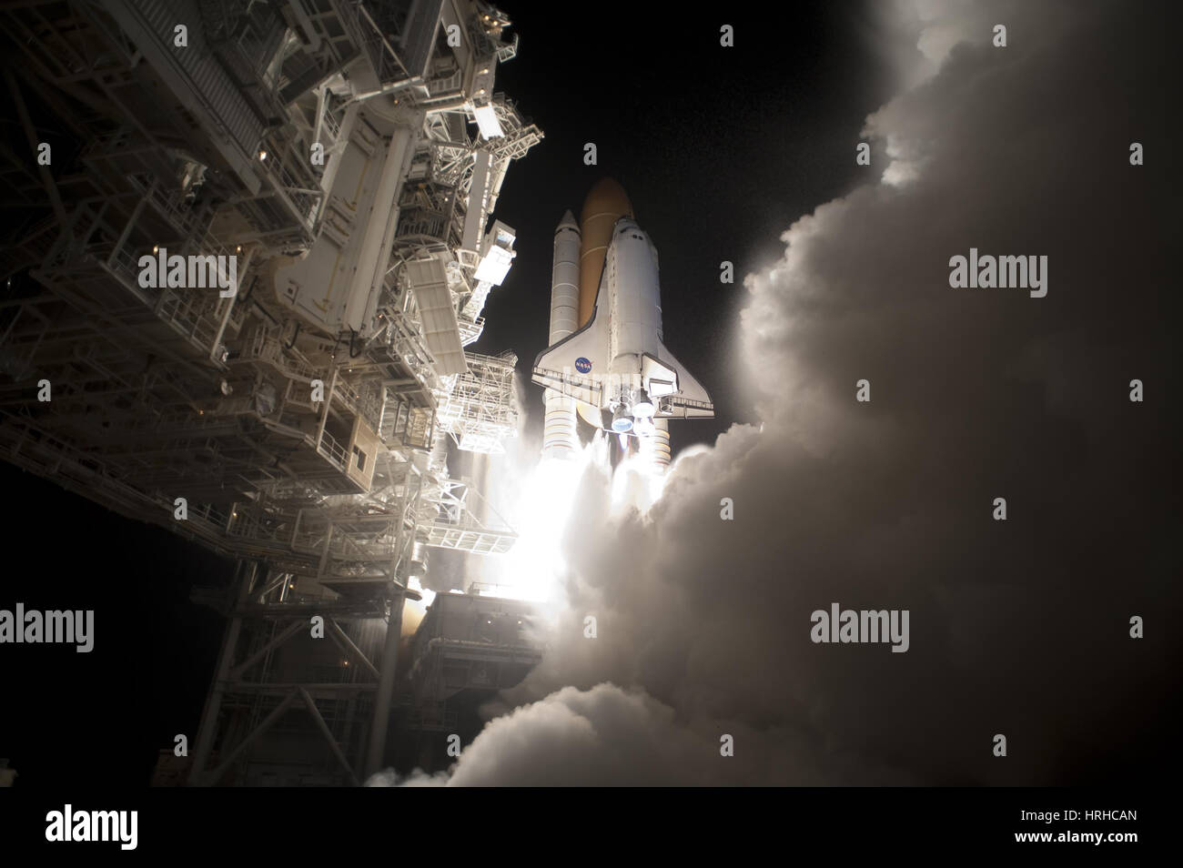 Space shuttle lift off hi-res stock photography and images - Alamy