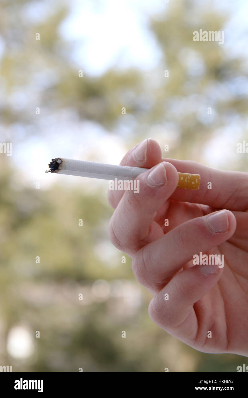 Smoking cigarettes hi-res stock photography and images - Alamy