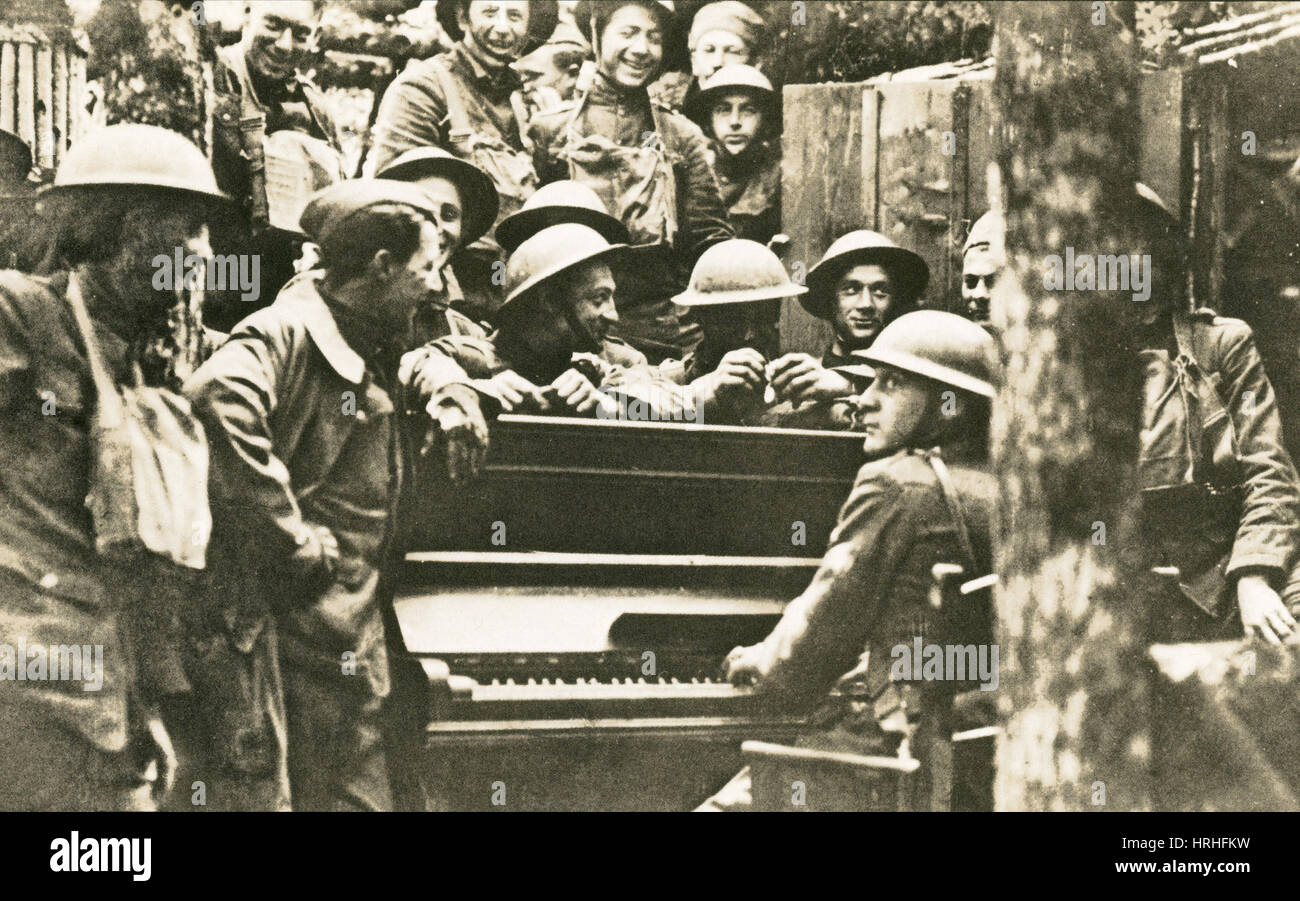 Yankee Soldiers around a Piano Stock Photo - Alamy