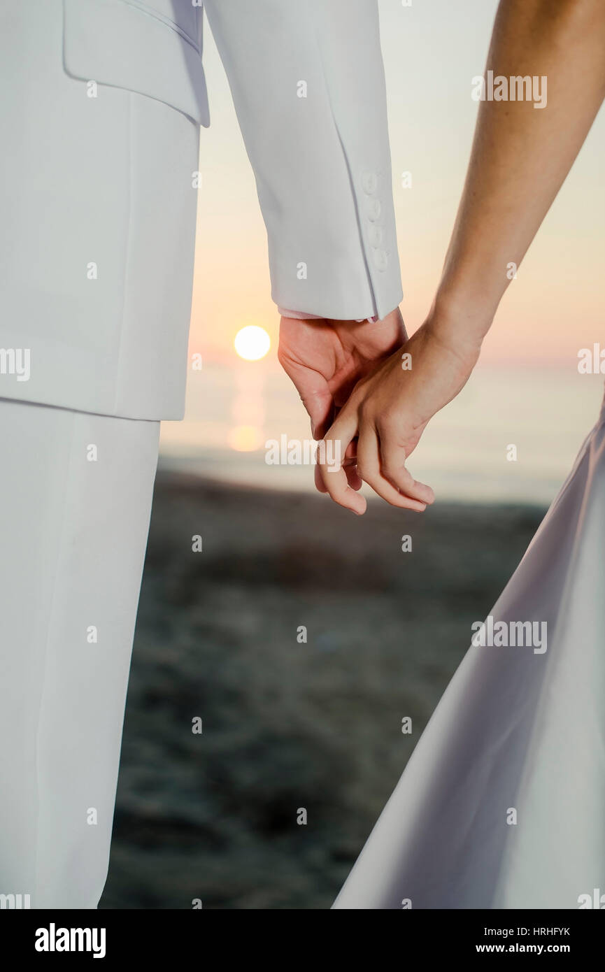 Haendchenhalten am Strand bei Sonnenaufgang - holding hands at sunrise ...