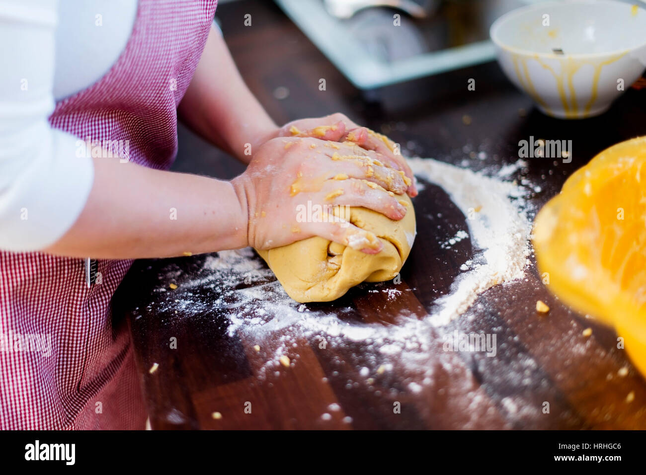 Teig kneten - to kneading a cake batter Stock Photo - Alamy