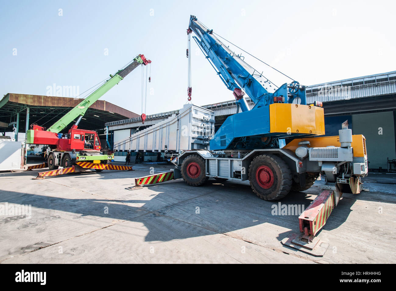 Mobile crane operating by lifting and moving an heavy electric ...