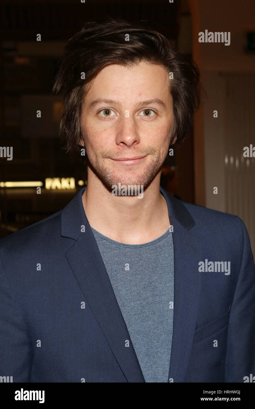 Premiere 'Ganzkörpereinsatz' at Hamburger Kammerspiele Featuring ...