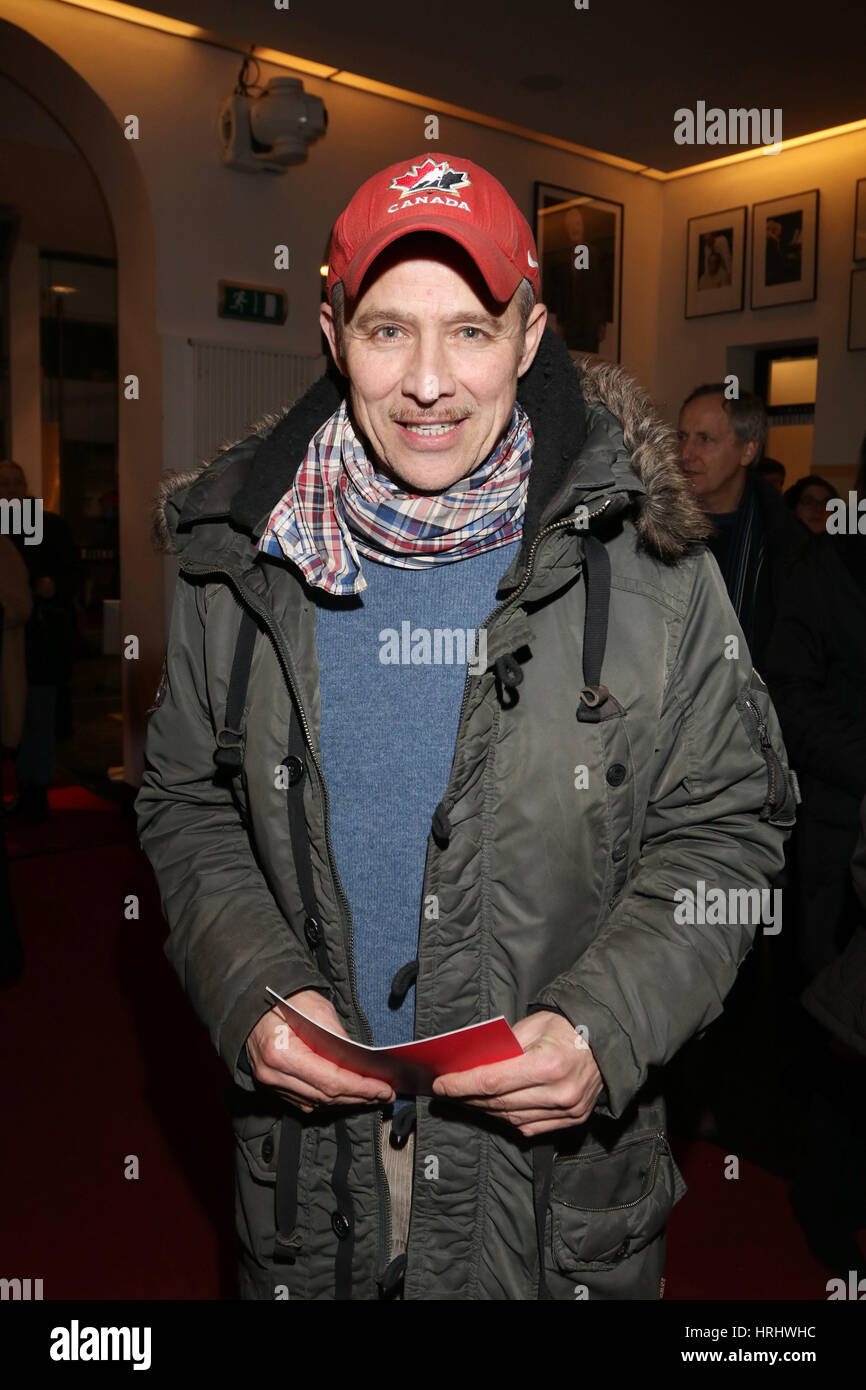 Premiere 'Ganzkörpereinsatz' at Hamburger Kammerspiele Featuring ...