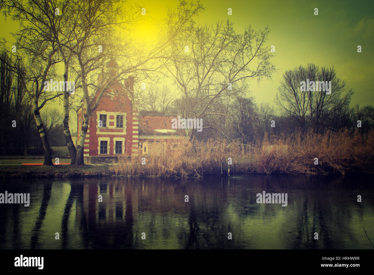 Haunted house lone tree hi-res stock photography and images - Alamy