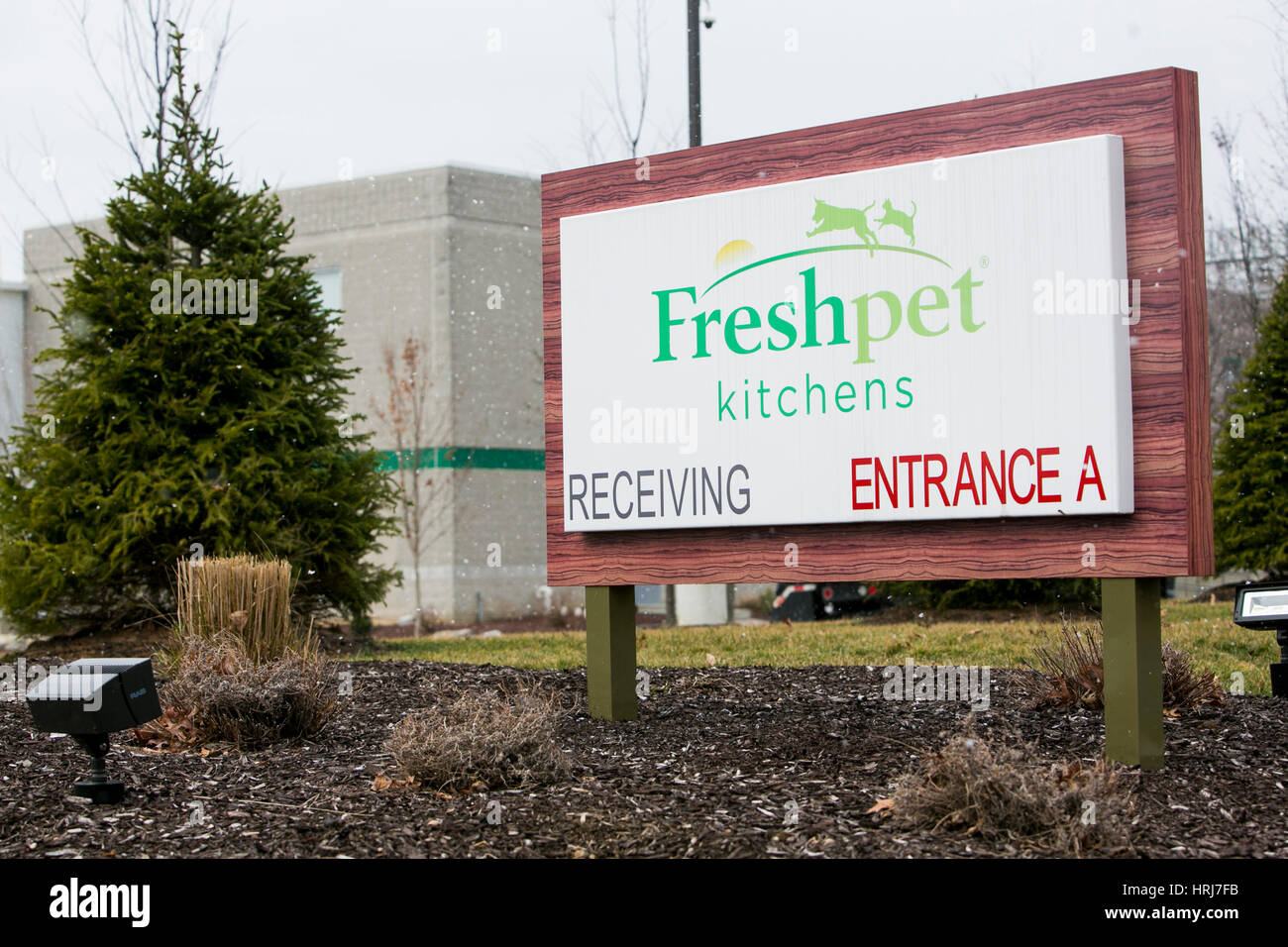 Freshpet logo hi-res stock photography and images - Alamy