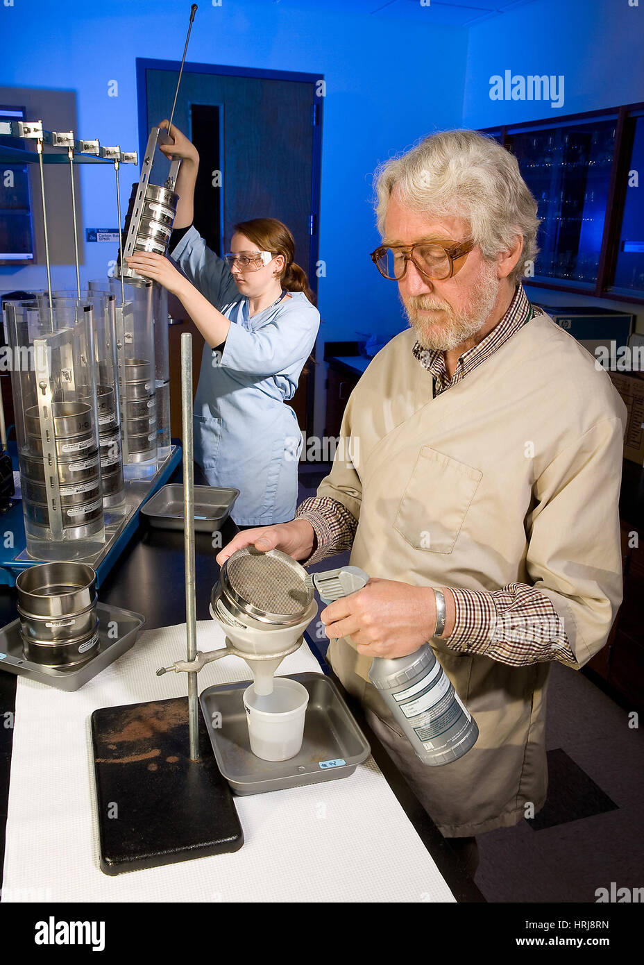 Research scientists soil hi-res stock photography and images - Alamy