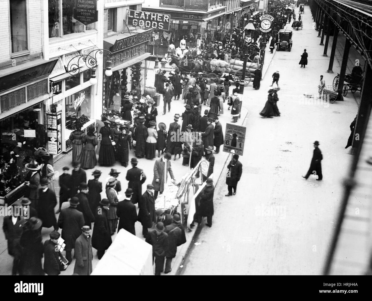 Shoppers new york Black and White Stock Photos & Images - Alamy