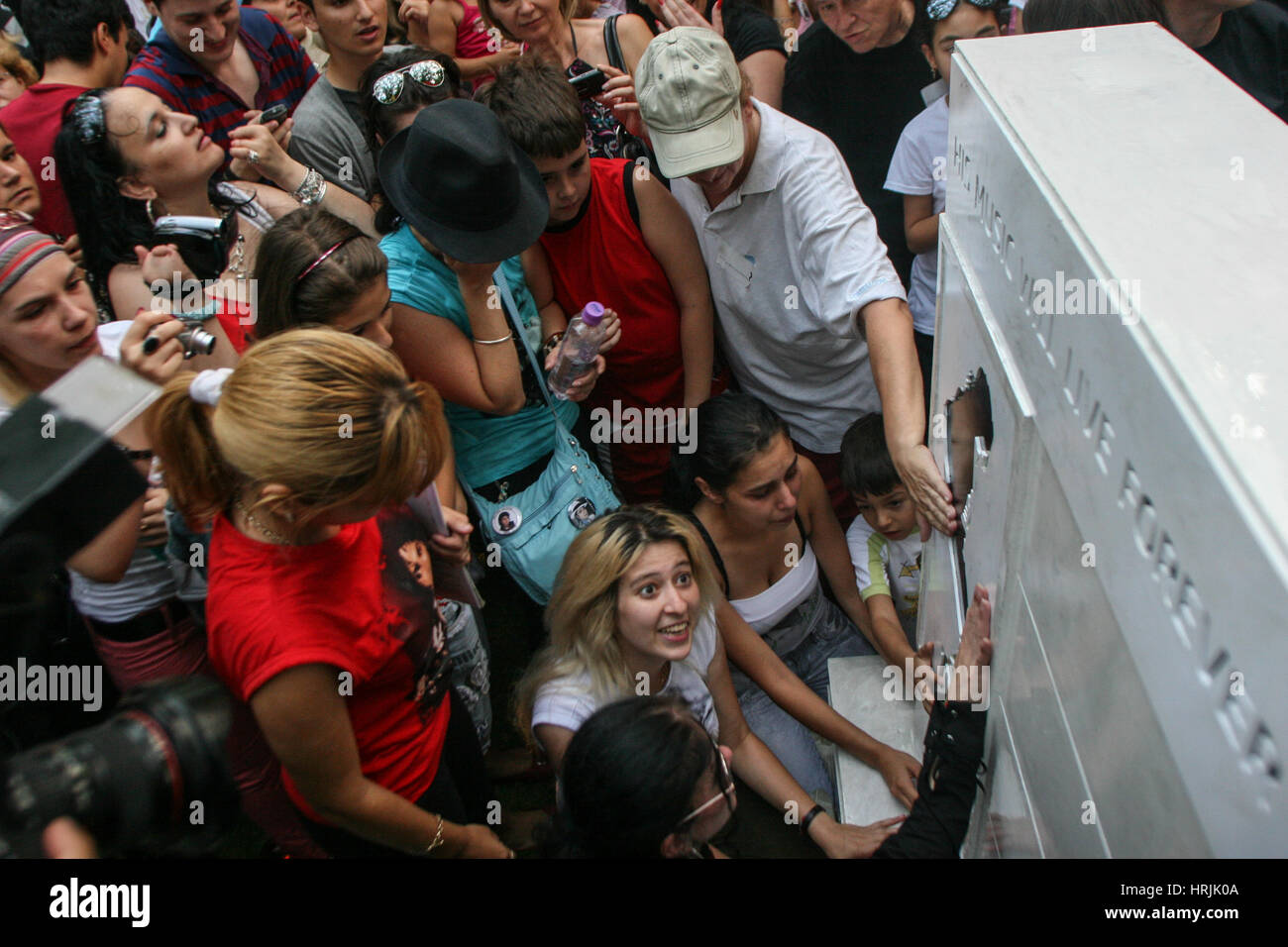 Michael jackson concert crowd hi-res stock photography and images - Alamy