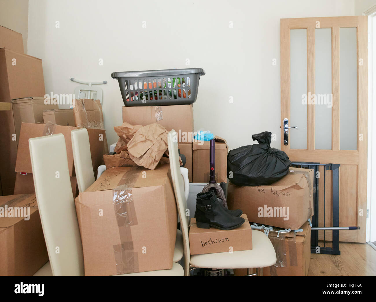 Room filled cardboard boxes hi-res stock photography and images - Alamy