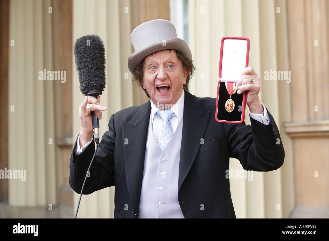 Veteran entertainer sir ken dodd at buckingham palace hi-res stock ...