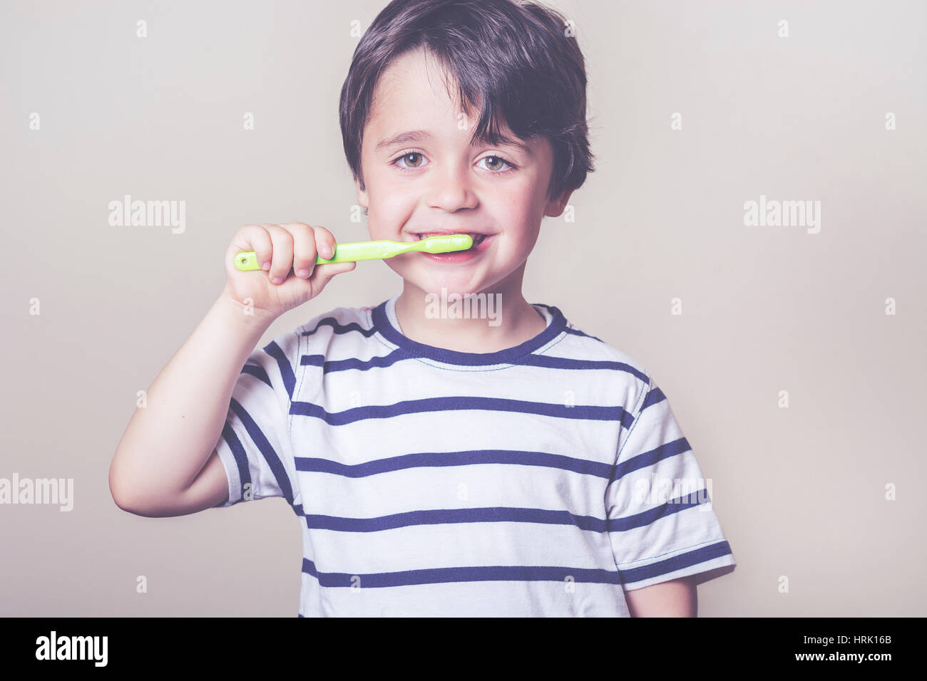 Happy child washes his teeth Stock Photo - Alamy